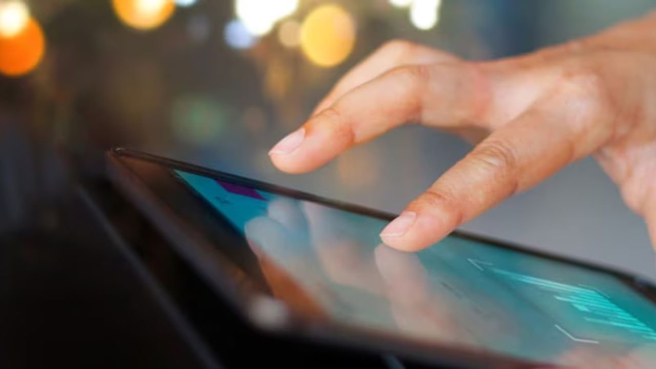 How Touchscreens Detect Finger Movement and Commands - Factscroll